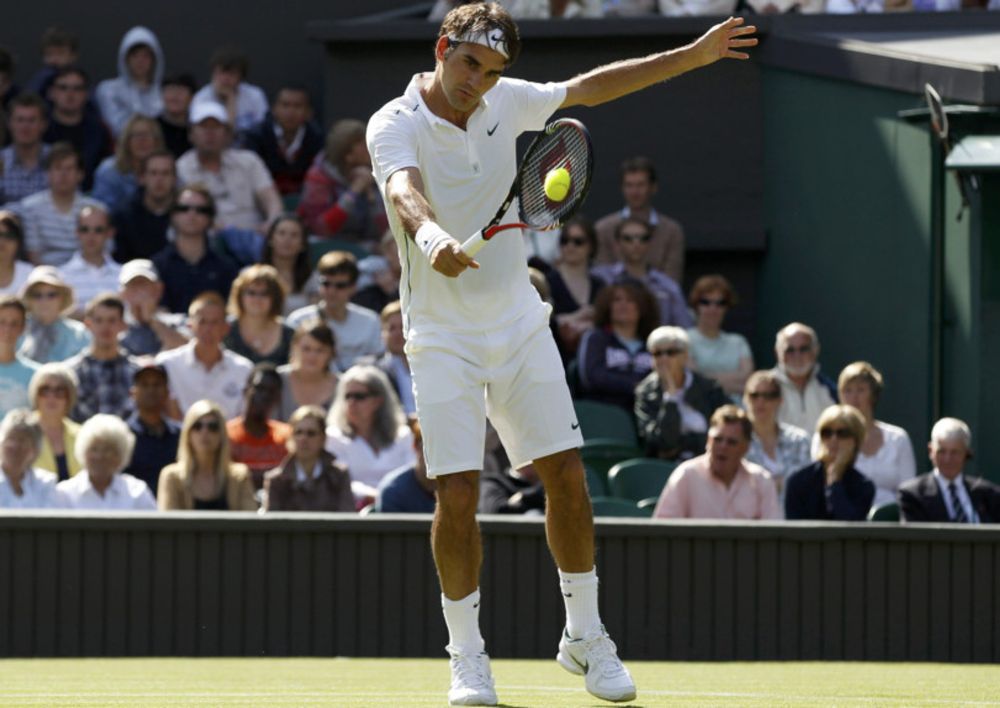 Federer eases into second round