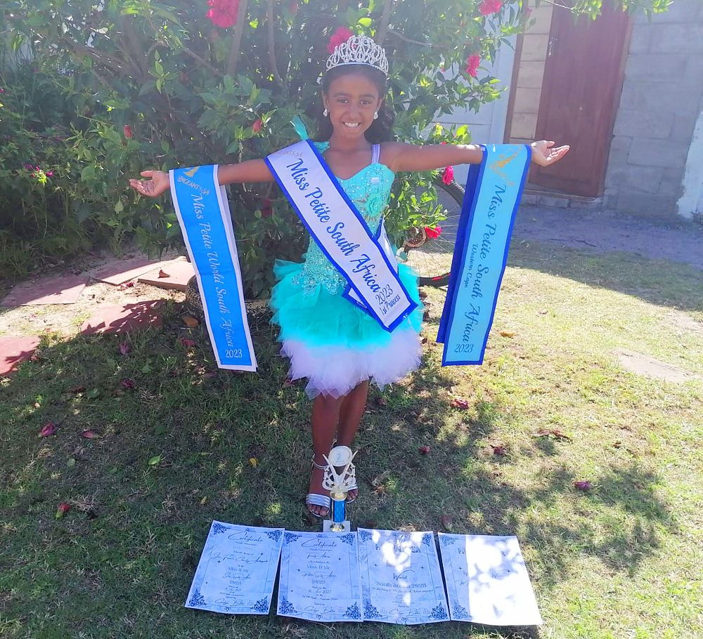 [PICS] All things great and so small: Atlantis girl scooping up pageant ...