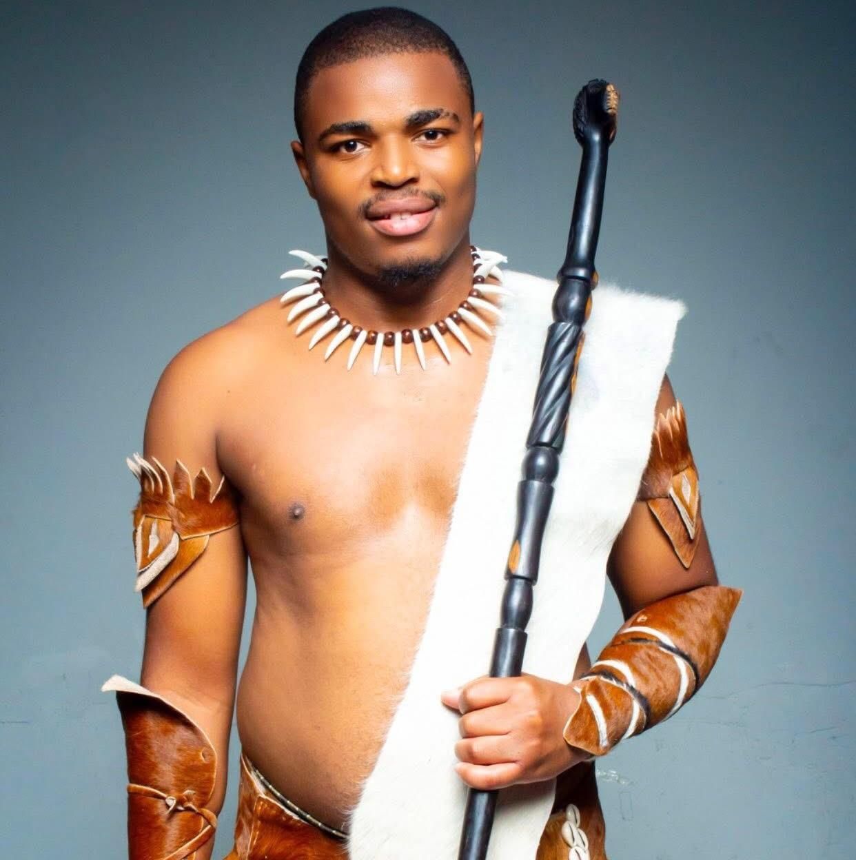 Udumo lumeqe ngemuva ogqame ngeJuba likaMzukulu