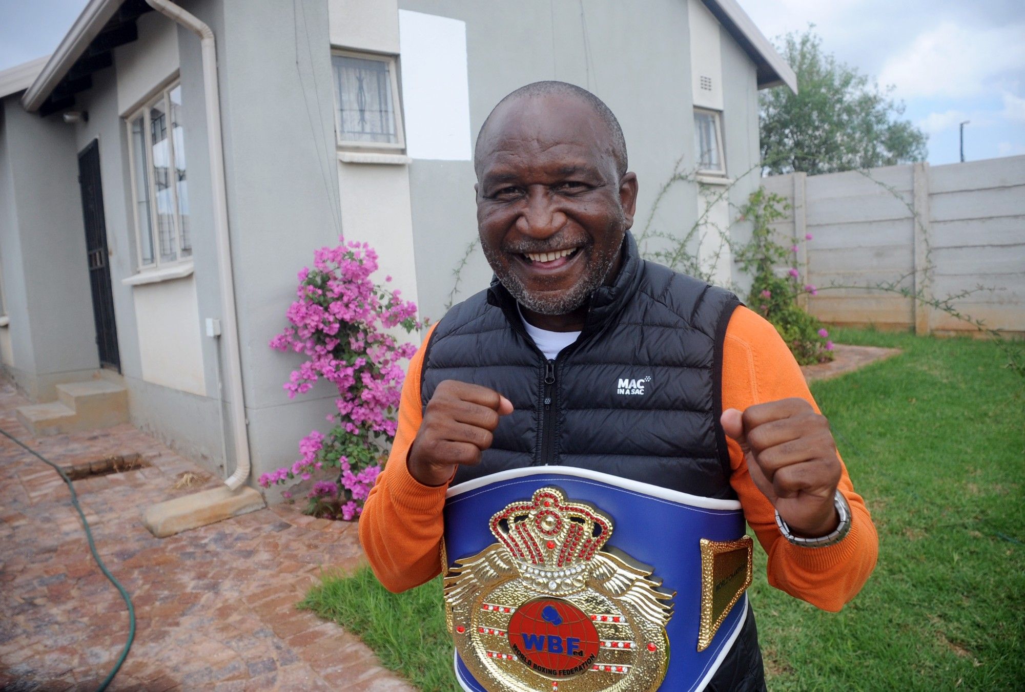Boxing legend roars again - nearly 3 decades after winning title