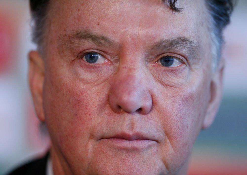 Fellaini must show restraint, says van Gaal