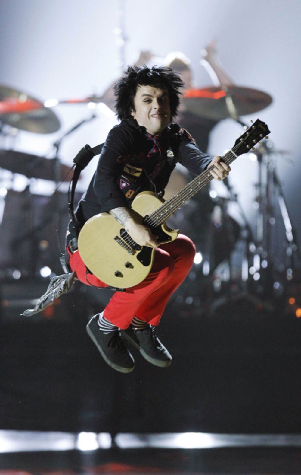 Sagging pants gets singer kicked off plane