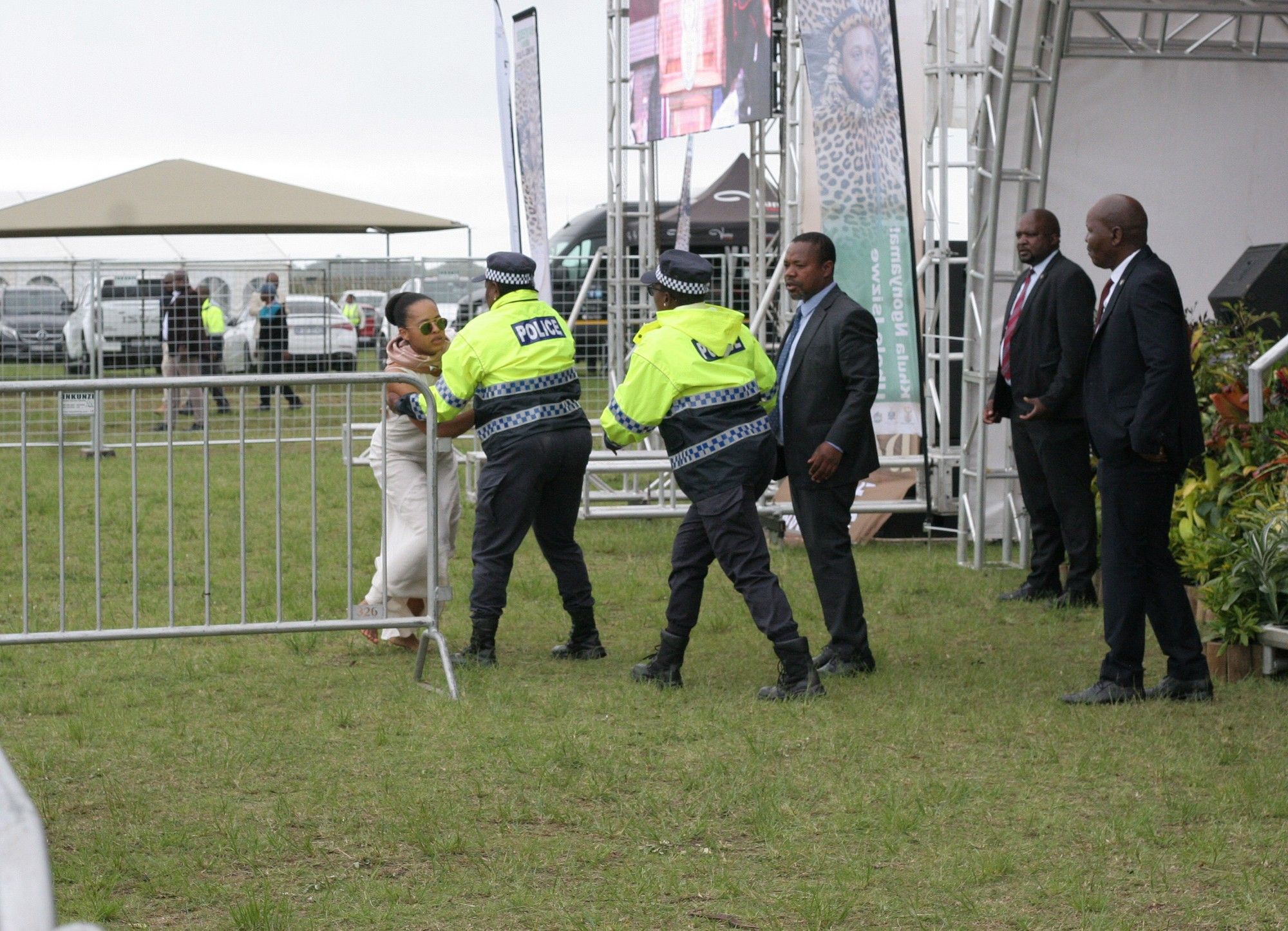 Uyaziphika owesifazane ‘obefuna ngodli uRamaphosa neSilo’