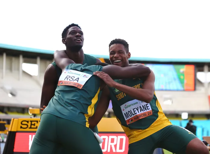 President Cyril Ramaphosa congratulates gold winning SA relay team