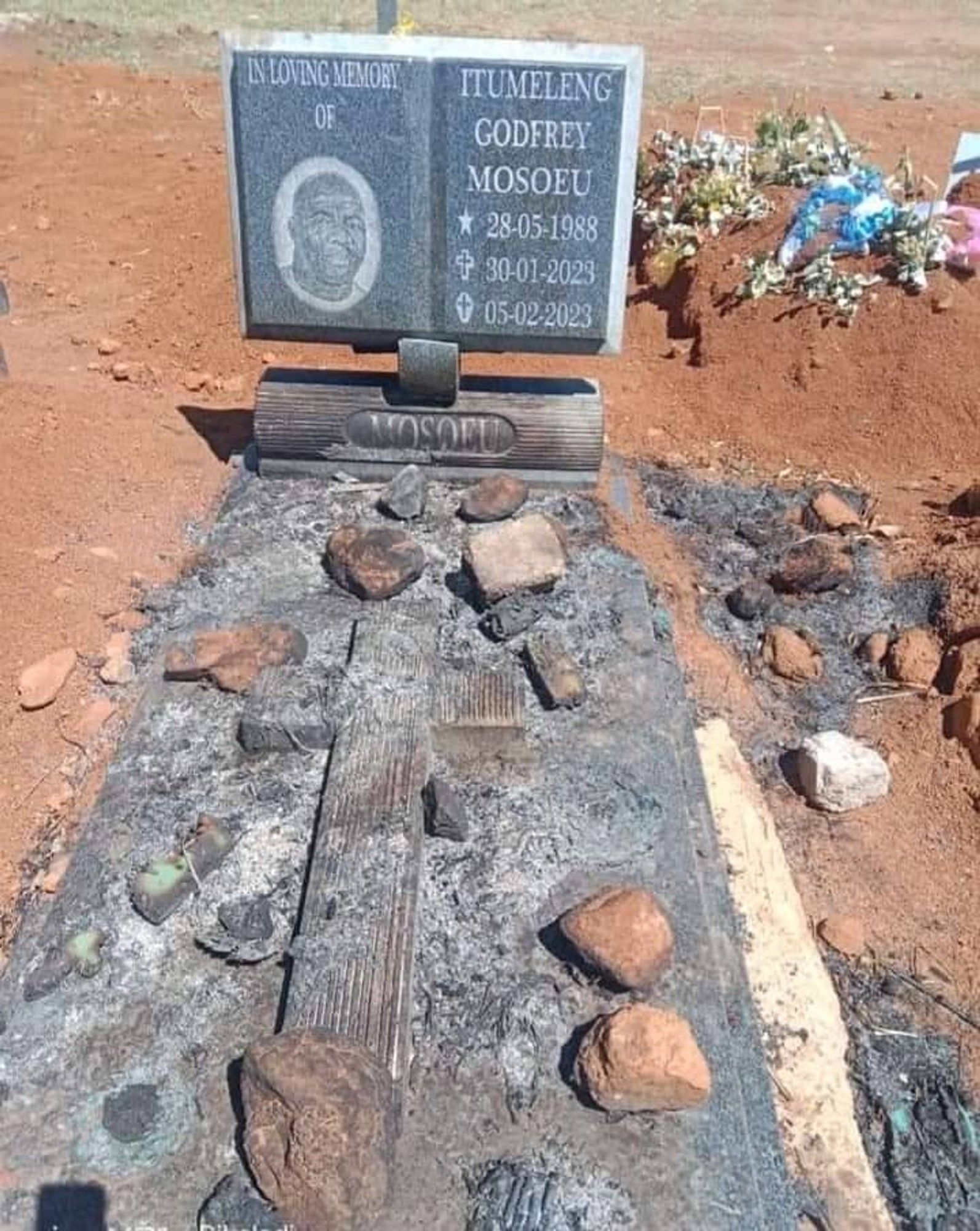 Vusi Ma R5 tombstone believed to have been ‘burnt by accident’