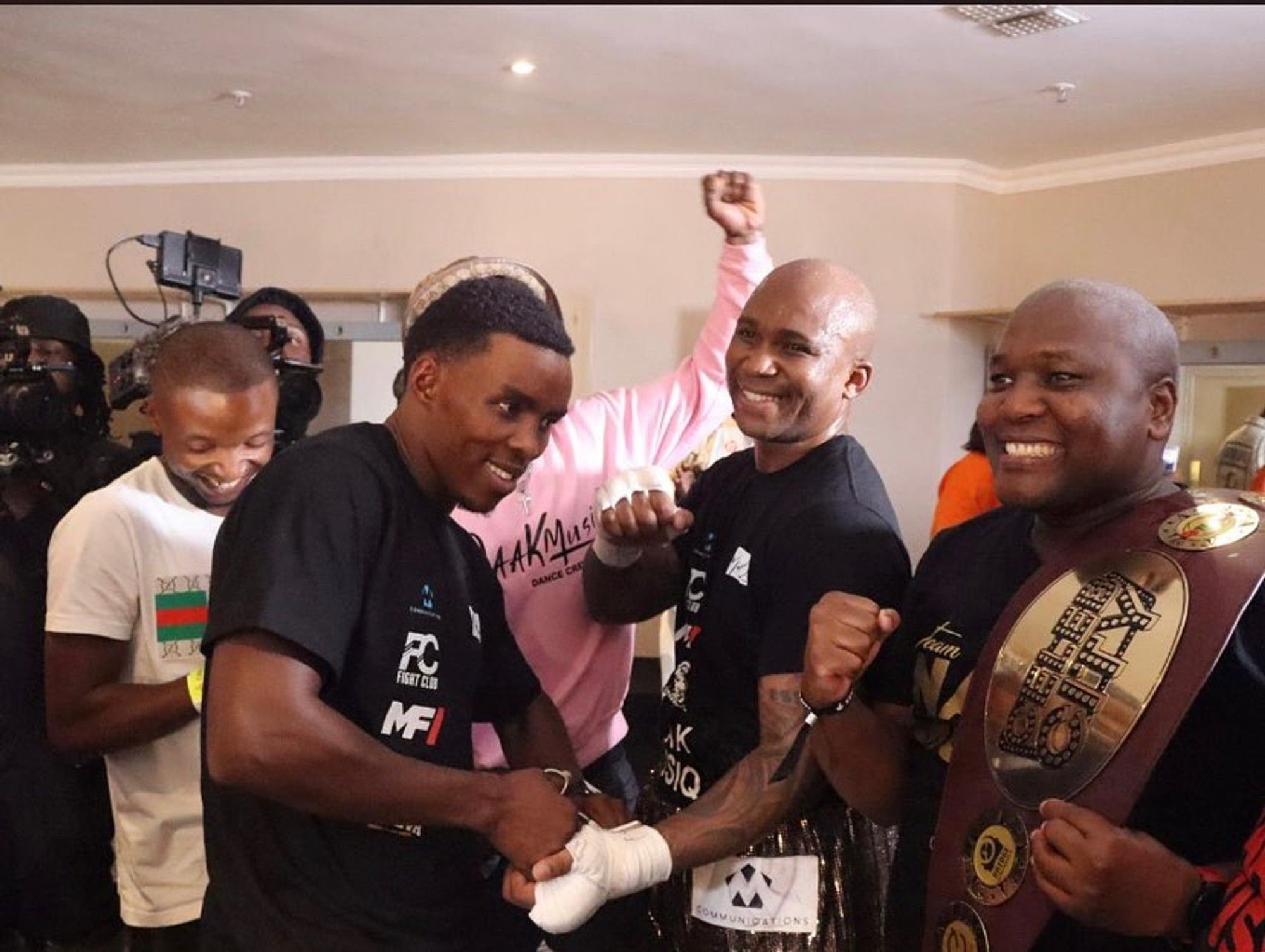 UNyovest umfuna etshatshalazeni uNaaqMusiq kwakhona