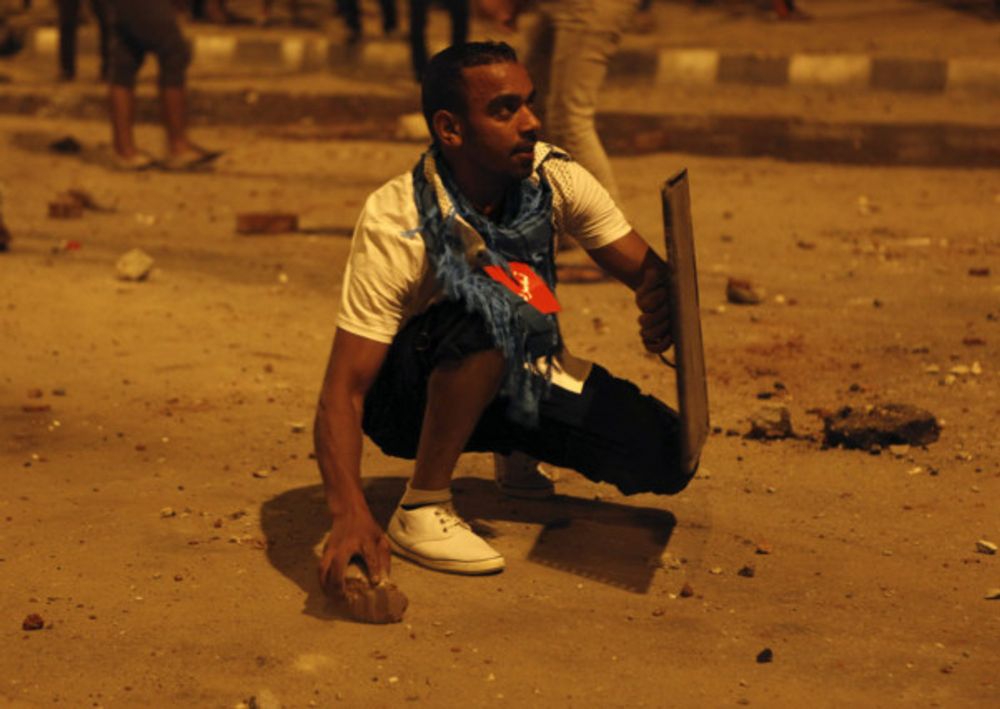 Cairo protesters storm Brotherhood HQ