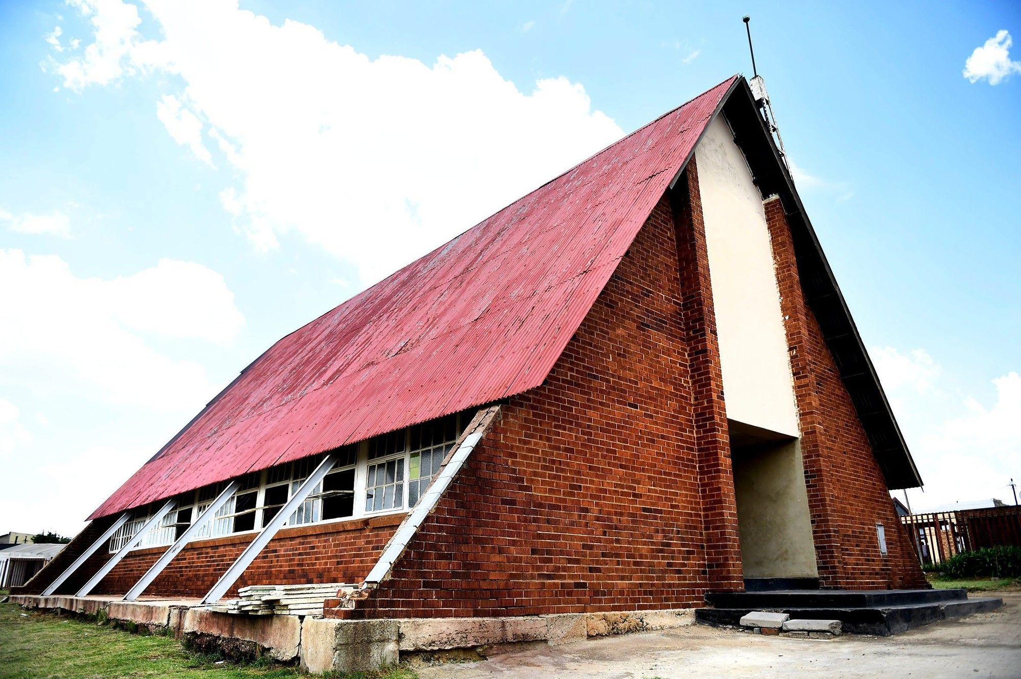 Kusolwa ukuthi ubesophiwe uMfundisi ogwazwe wafa kusontwa