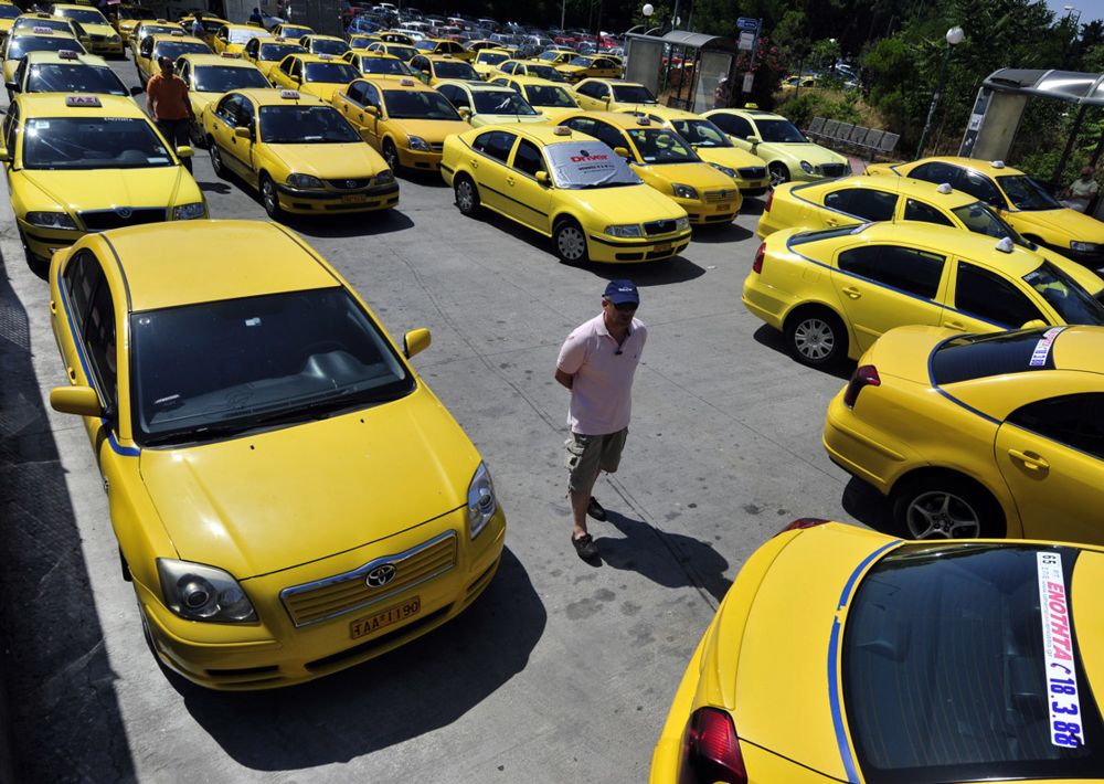 Striking taxi drivers give free rides
