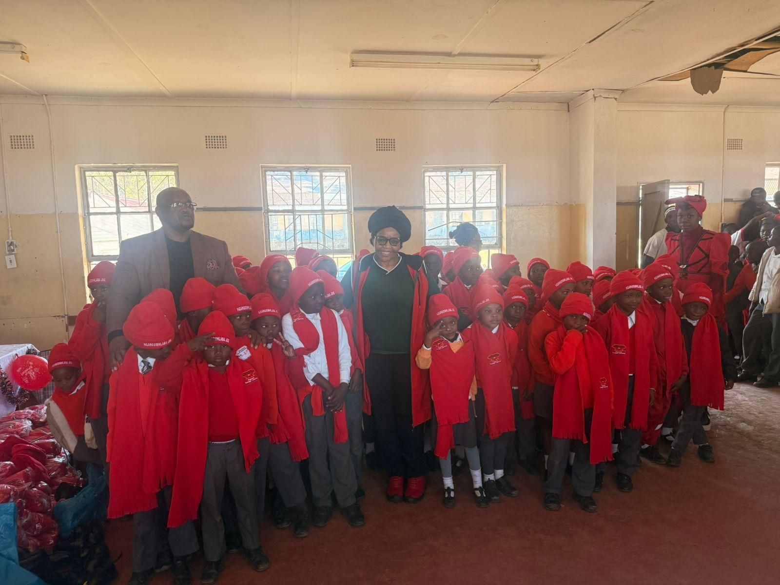 UNosabatha Nyumbeka ubathe jize ngezipho abantwana eNgangomhlaba J. S ...