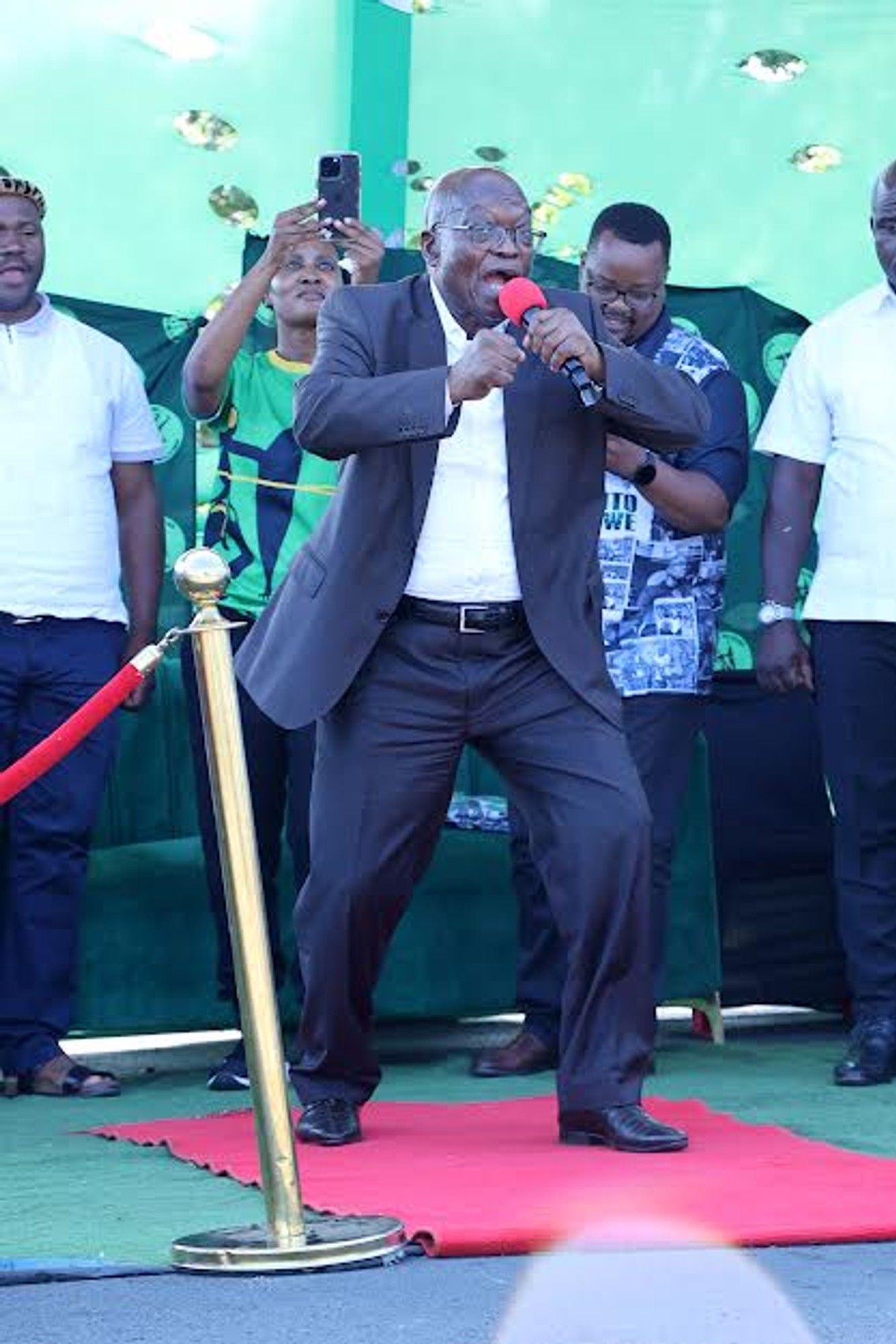 UZuma usayizibile incwadi ye-ANC emthwesa amacala