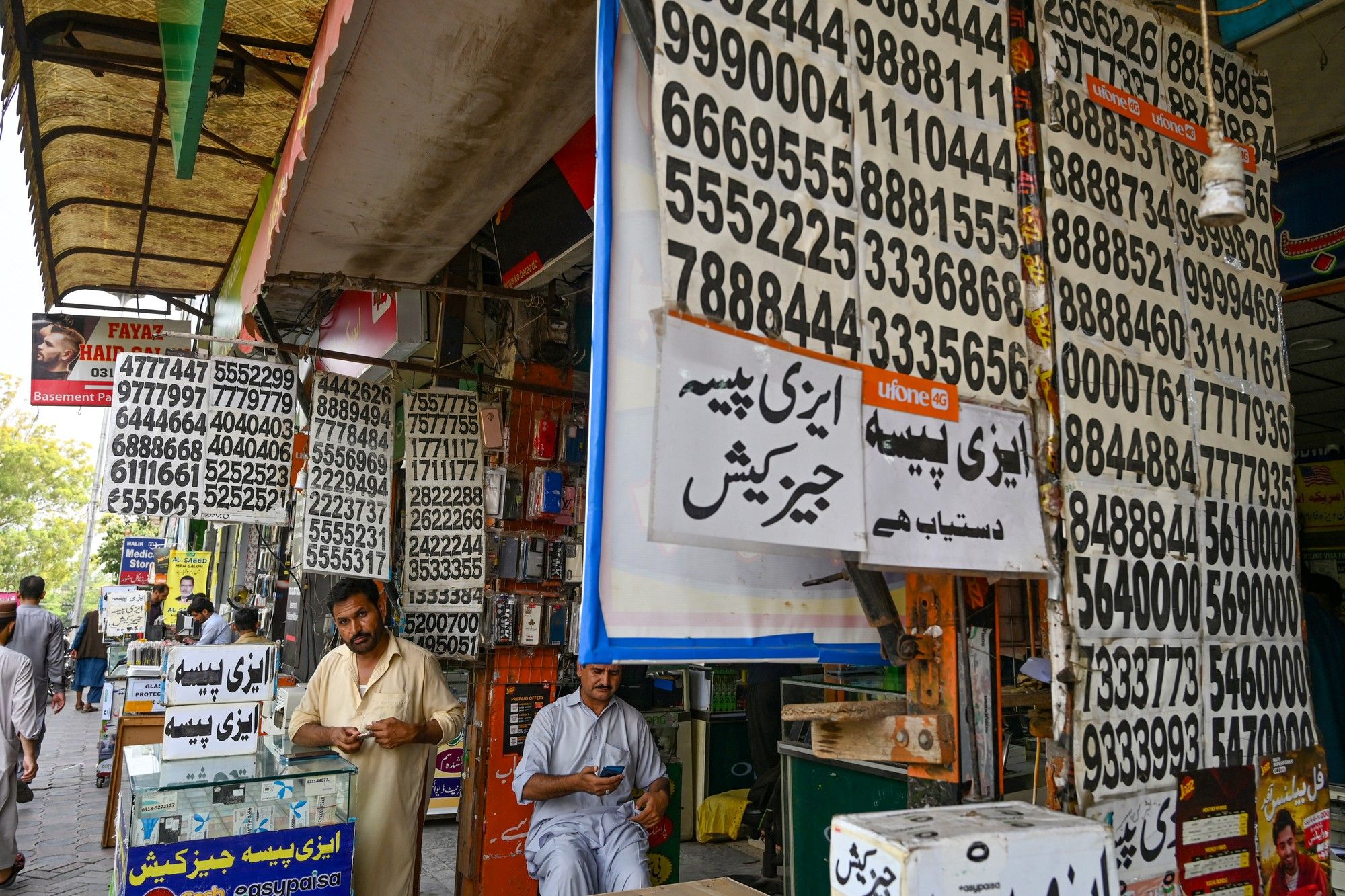 Pakistan blocks 210 000 SIM cards to encourage tax payment