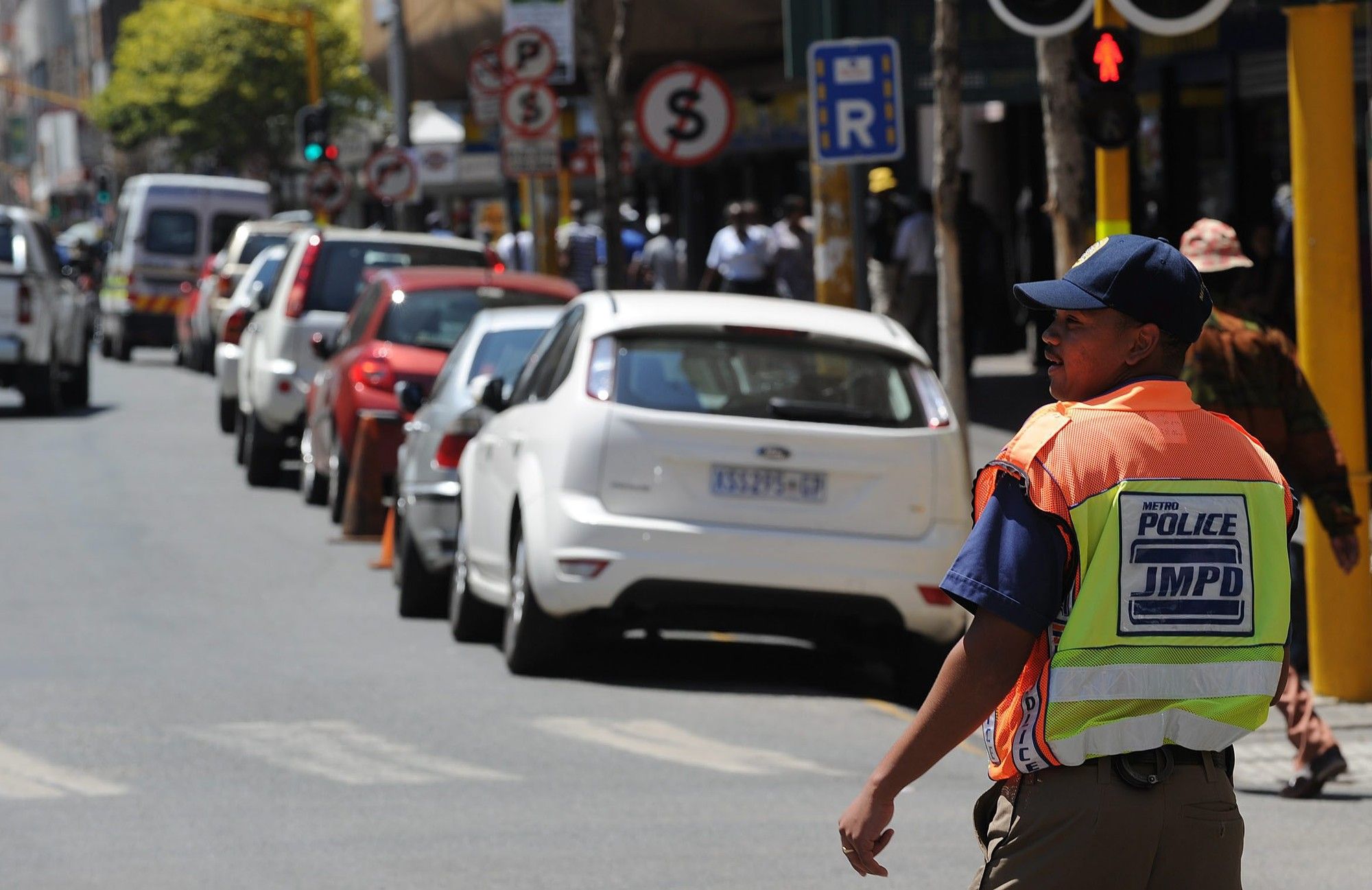 Umsindo imeya iphakamisa ukuthi kuqashwe abokufika emaphoyiseni