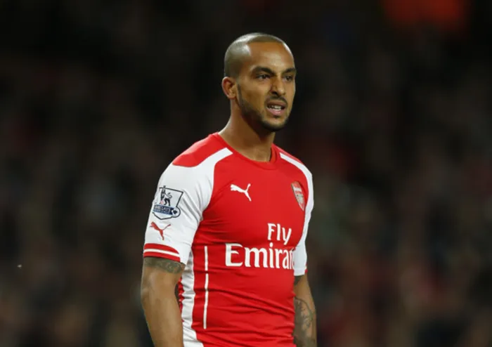 Walcott urged to stay at Arsenal
