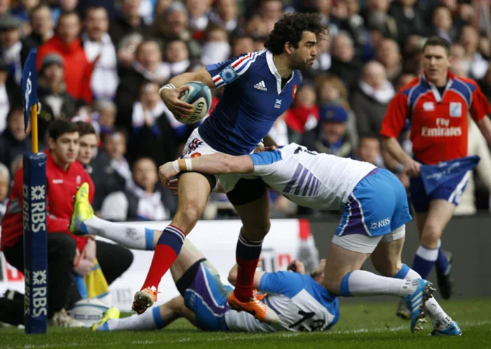 France keep Six Nations hopes alive