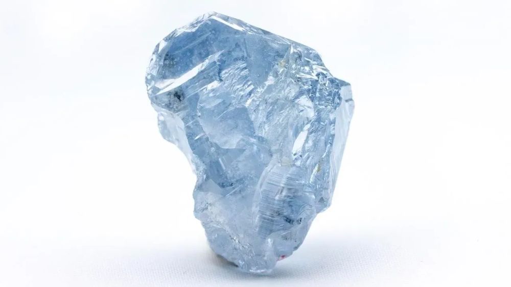 A rare blue diamond in the shape of Africa weighing more than 41 carats ...