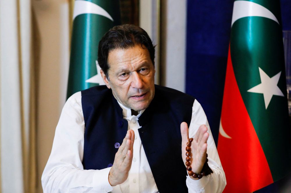Imran Khan goes to court amid clashes and a police raid at his home