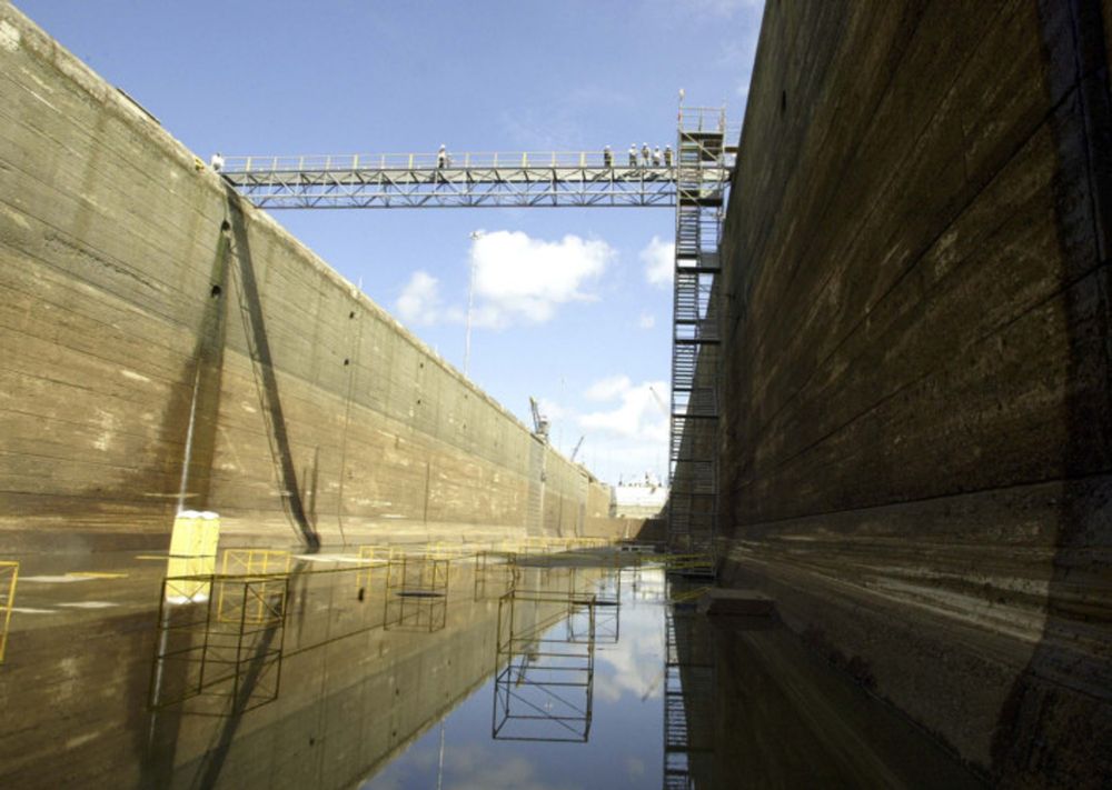 Rum-smuggling ship offers canal tours