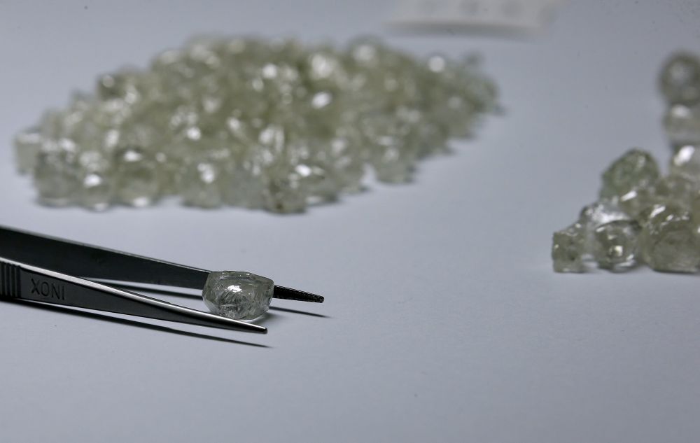 De Beers cuts diamond prices by about 5% as industry crisis deepens