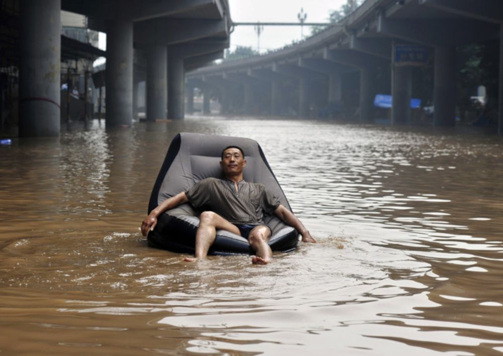 Mudslide buries 28 in China mine