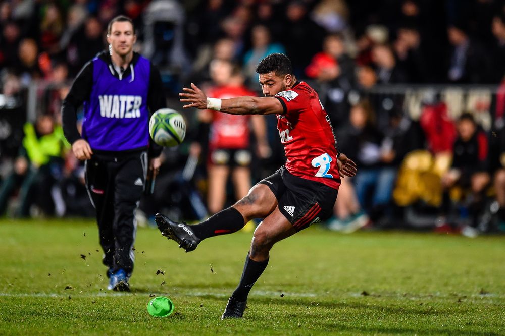 Mo'unga's lucky try gives Crusaders enough to beat Hurricanes
