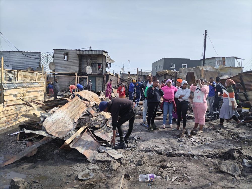 Hundreds homeless after fire rips through Dunoon township