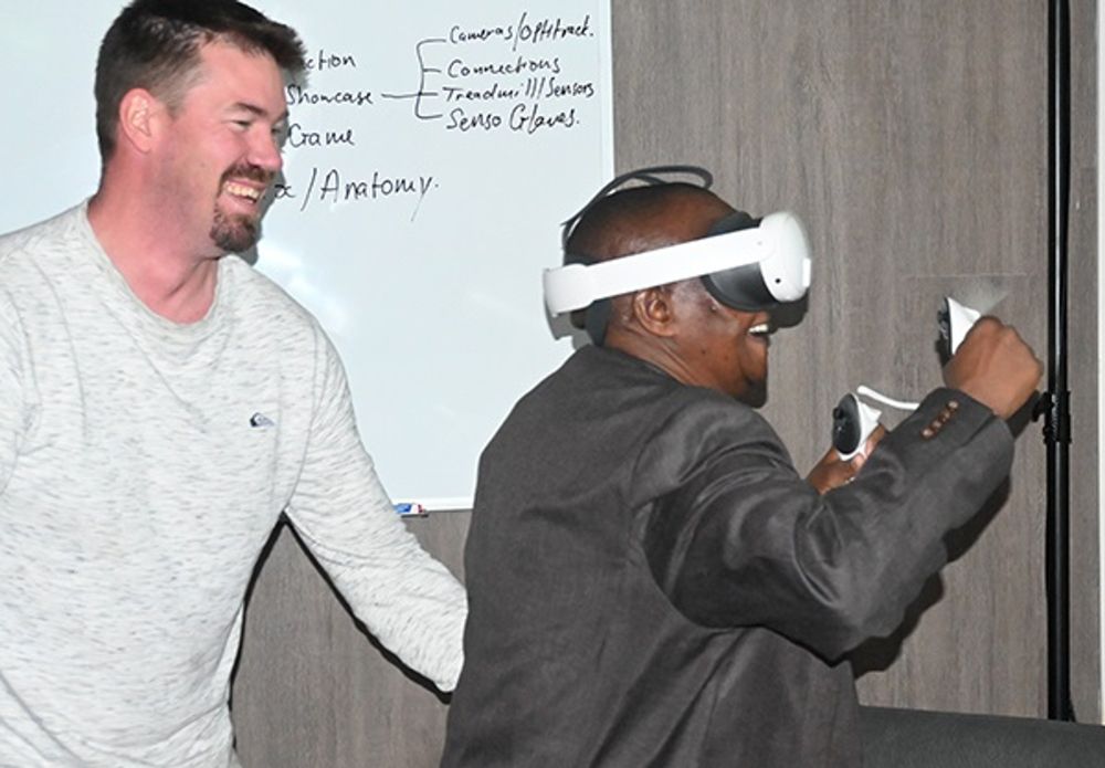 Virtual-reality laboratory bridges the gap between psychology and ...