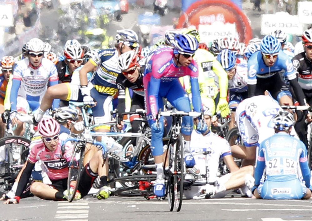No broken bones for Giro leader Phinney