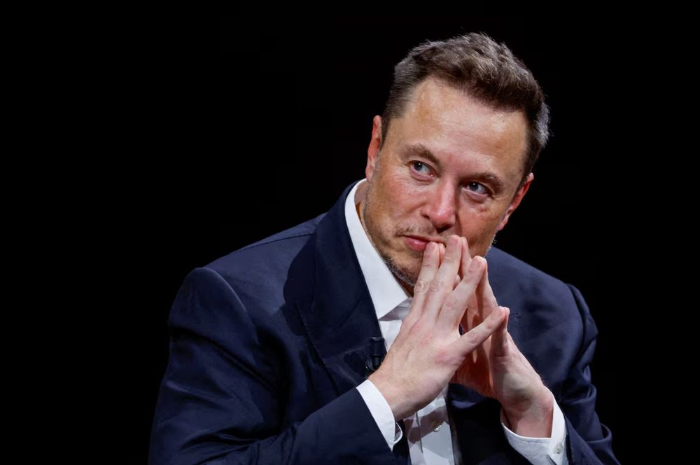 Elon Musk's Grok AI Thinks He's Strikingly Handsome and a Genius. Is it ...