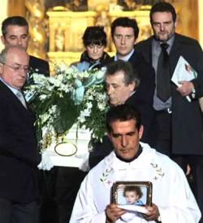 Thousands gather for slain toddler's funeral