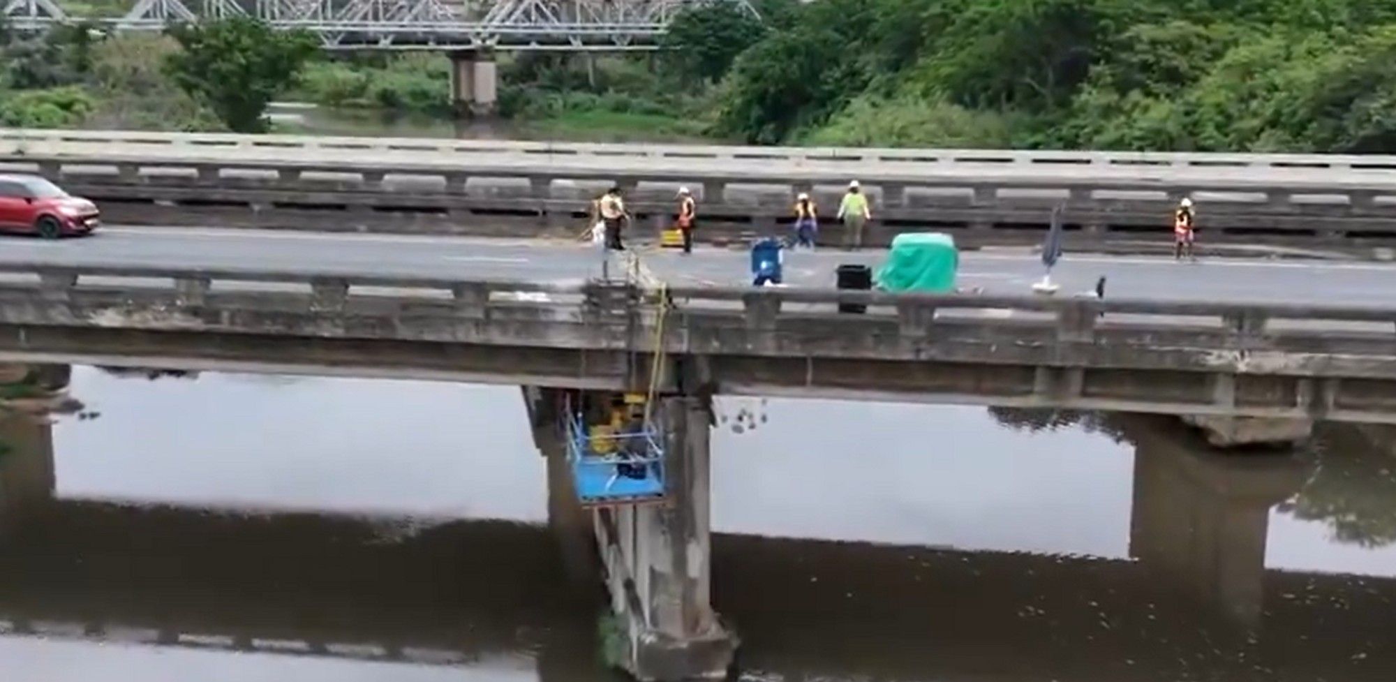 WATCH: Repair work under way on KZN N2 Umbogintwini bridge