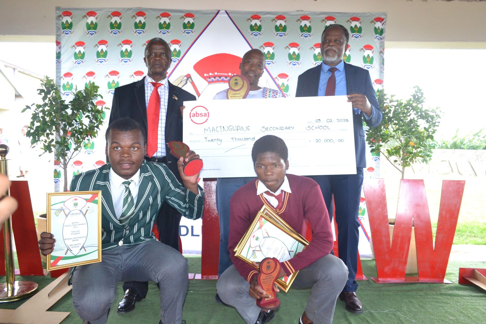 Ubukhosi buzosiza isikole esimele isifunda ngokuphasa