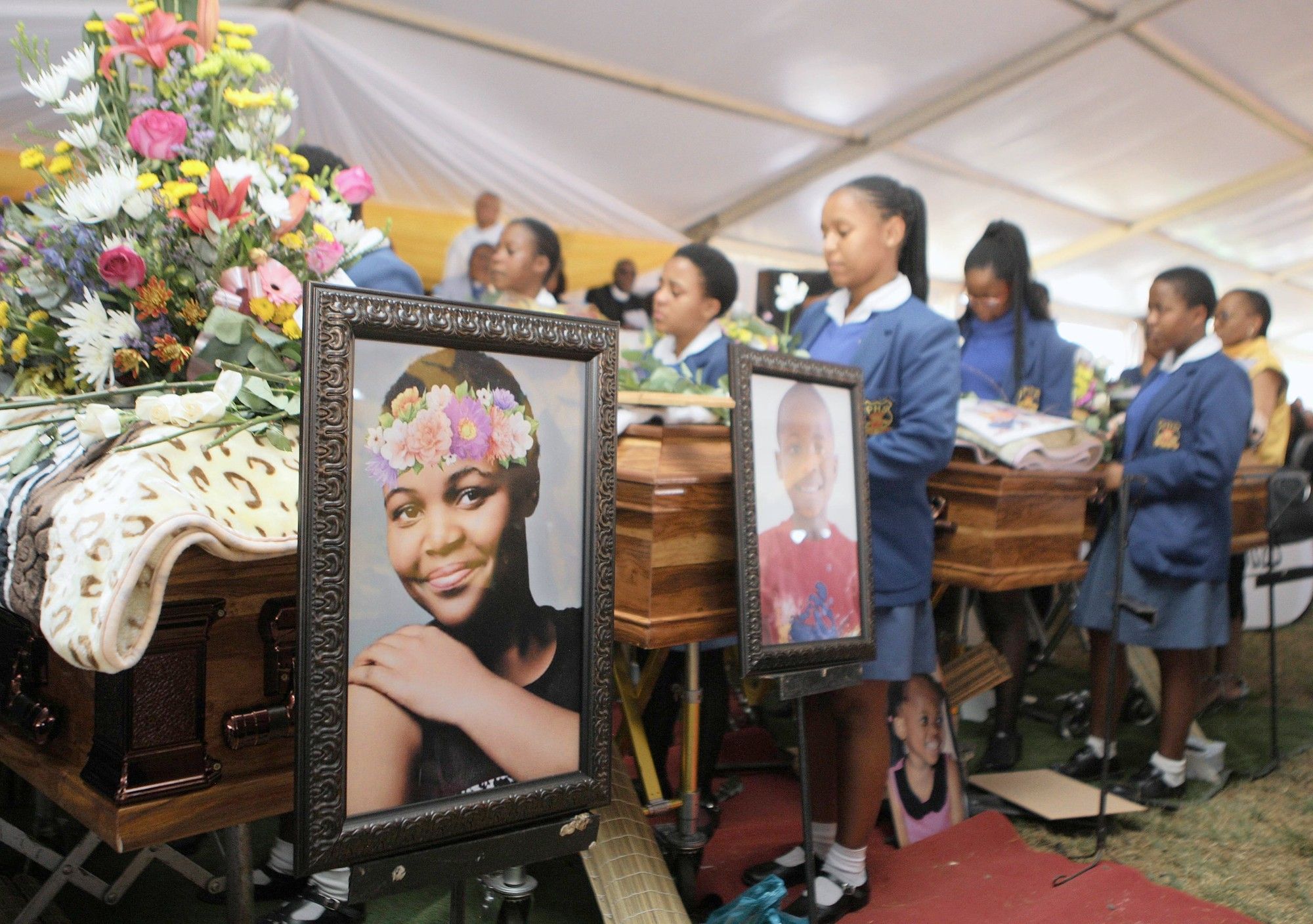 Izingane akuzona izikhali zempi yabazali bazo