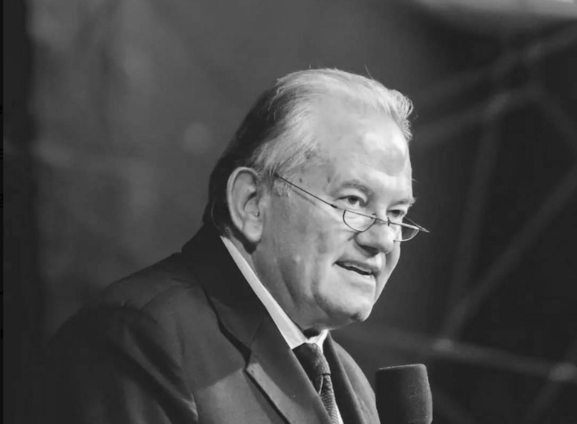 WATCH LIVE: Thousands of mourners gather to pay their final respects to ...