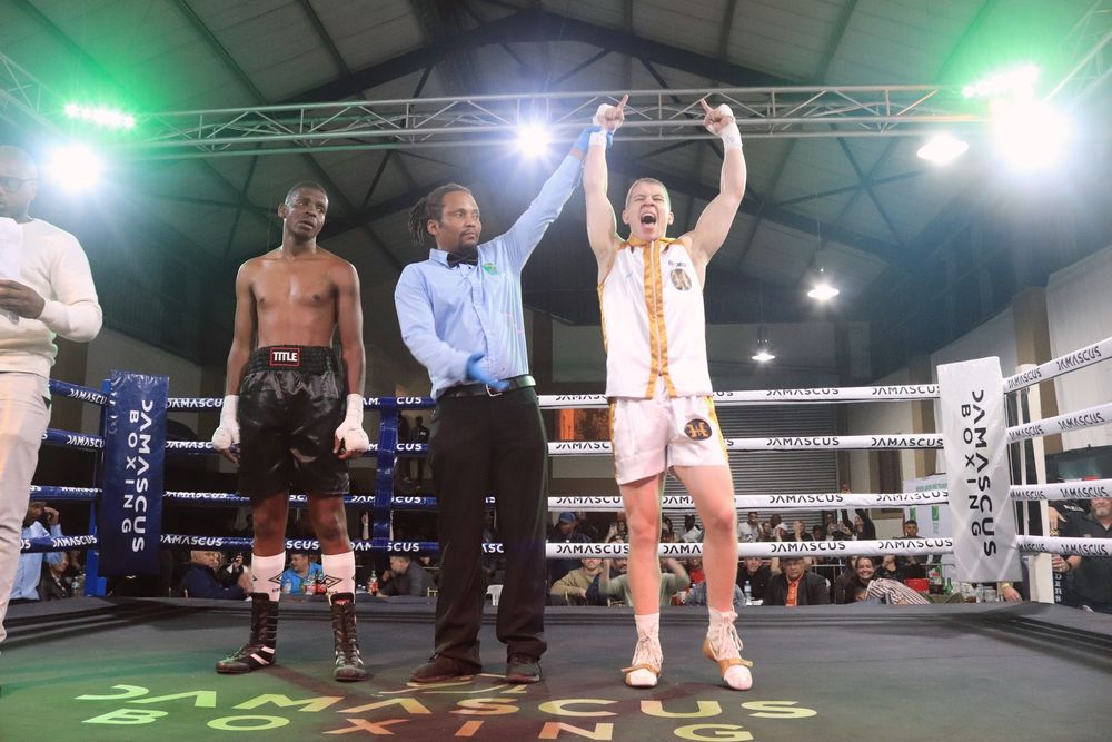 Former kickboxing champ makes pro boxing debut