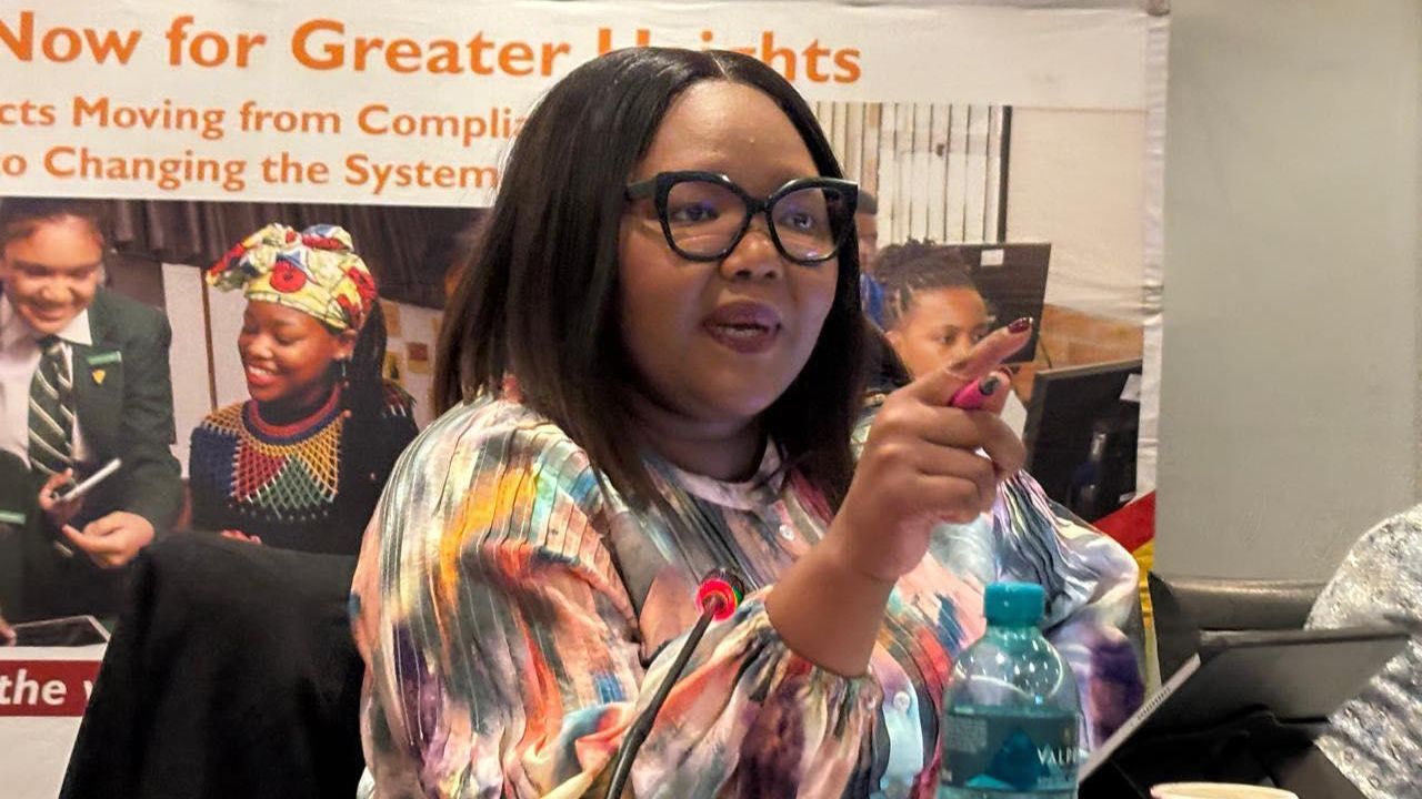 Kushubile kwababambezele ukukhokhelwa kwabasizi bothisha