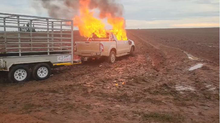 PICS: Angry mob attacks alleged stock thieves, burns their cars, kills ...