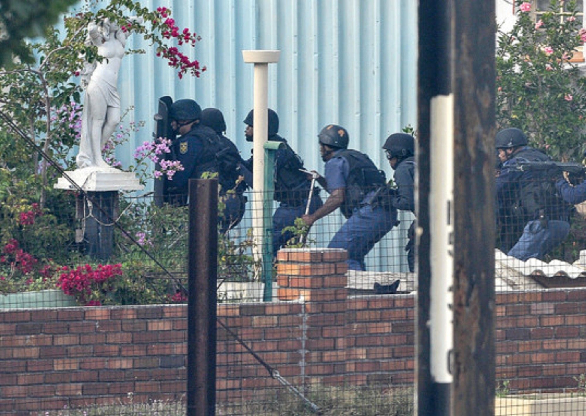 Athlone standoff man kills himself