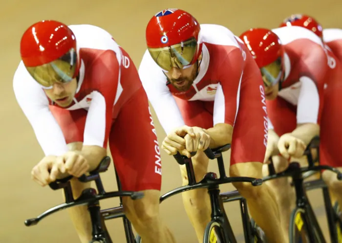 Wiggins inspires England in Team Pursuit.