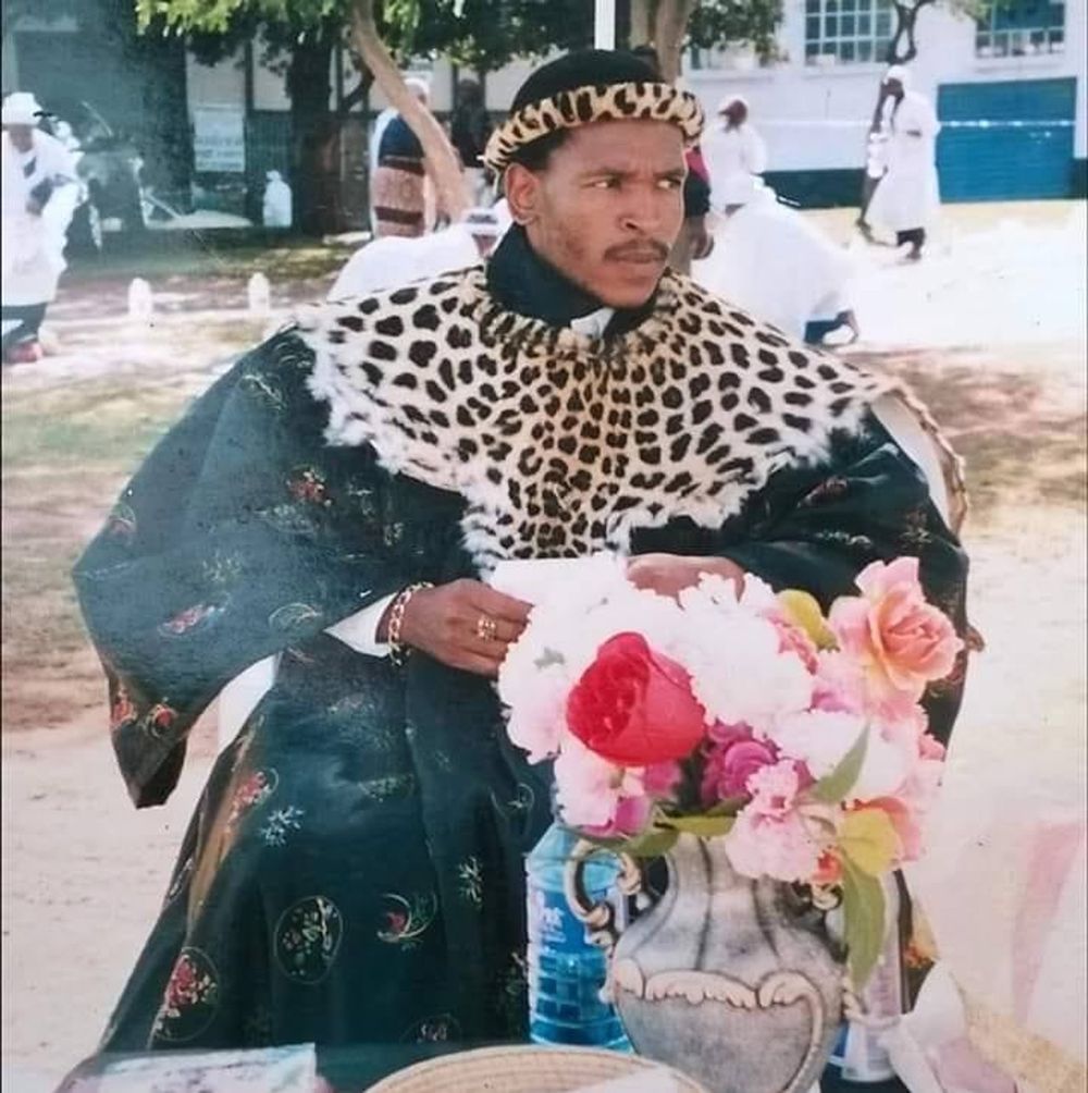 UShembe uthinte iziqandu, egxeka uMpanza