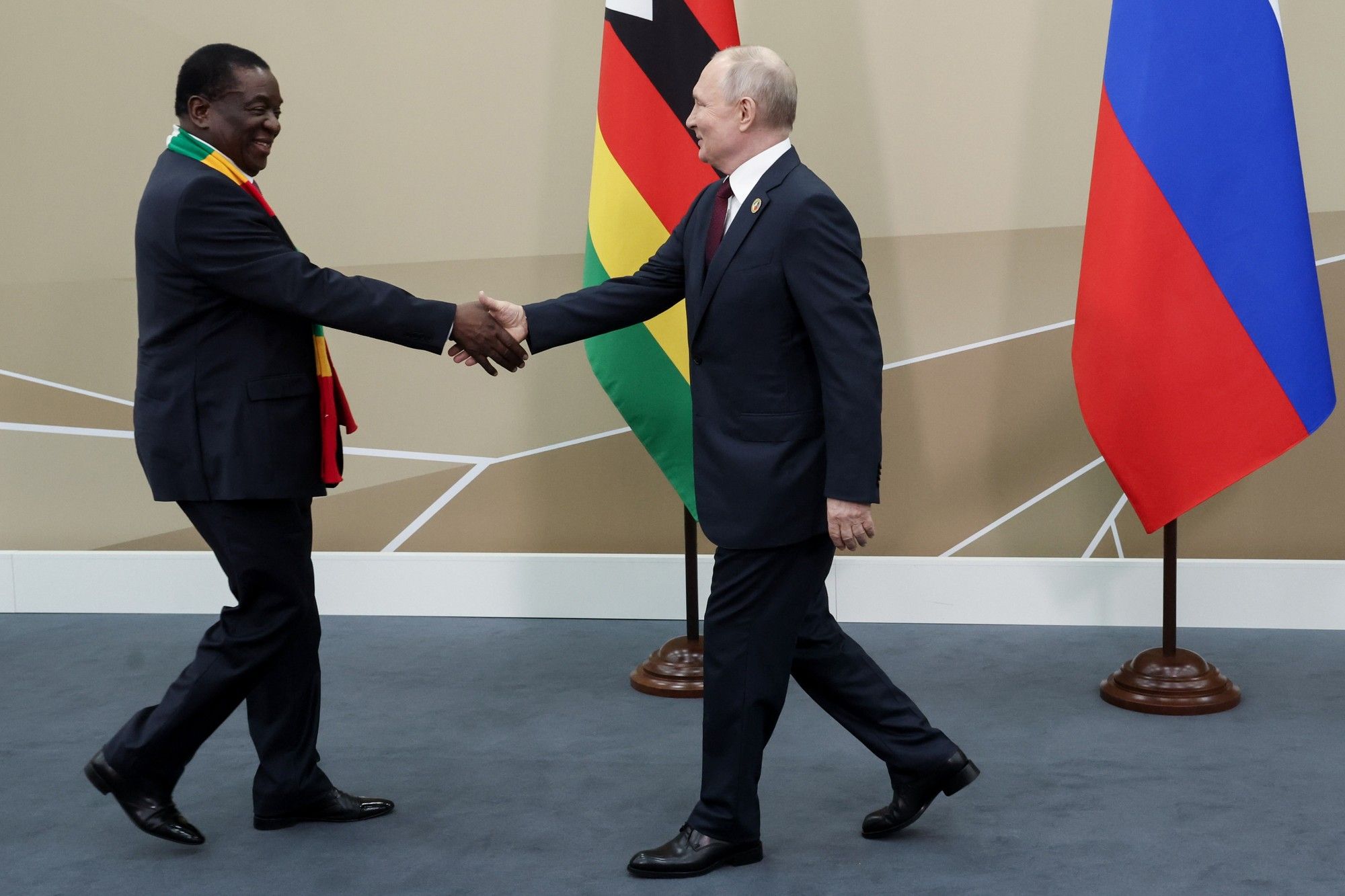 LOOK: Zimbabwe gets presidential chopper gift from Putin