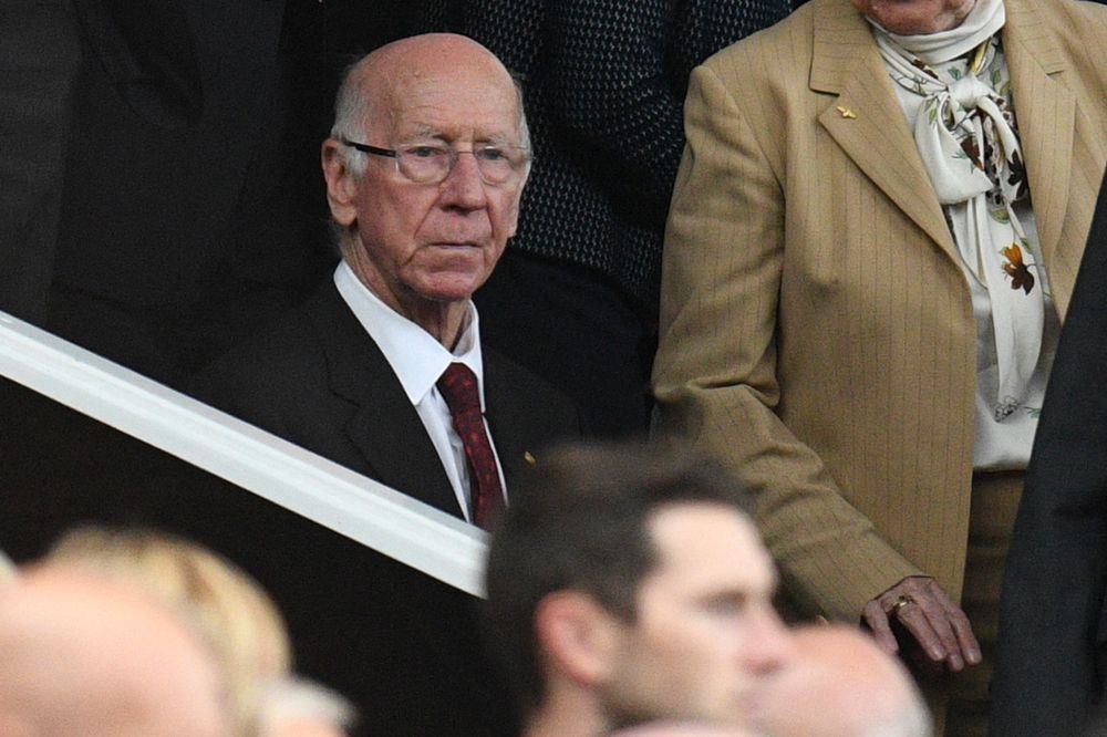 Munich air crash survivor and Manchester United icon Bobby Charlton ...