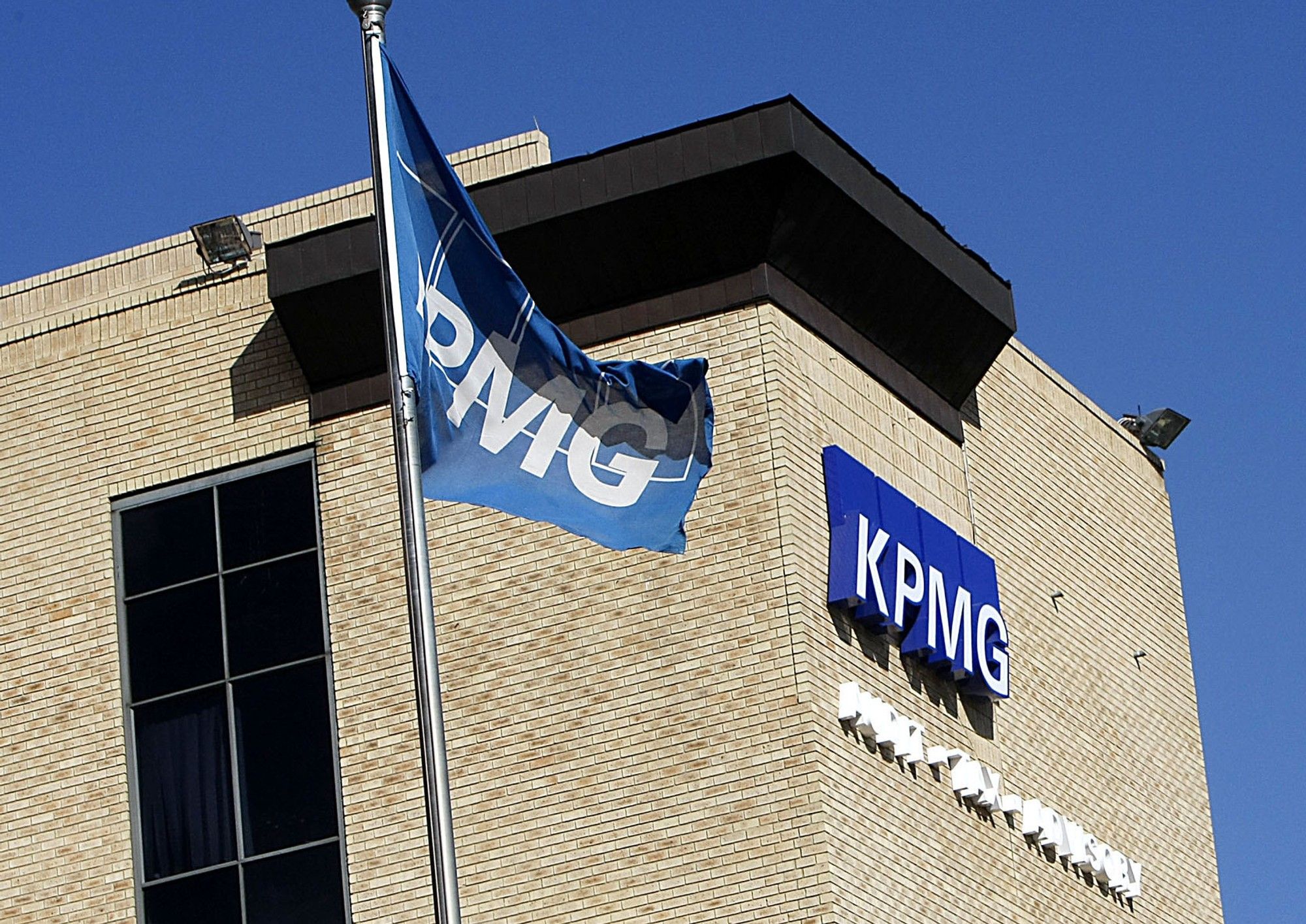 Public protector helps SA fraud drop