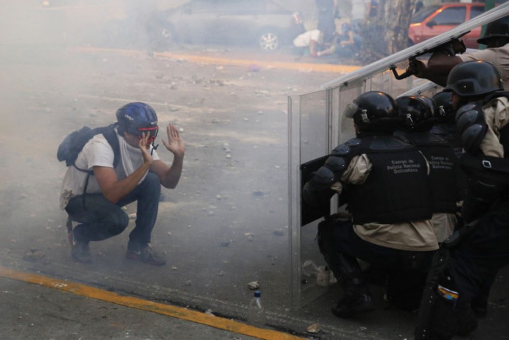 Venezuelan students fight police