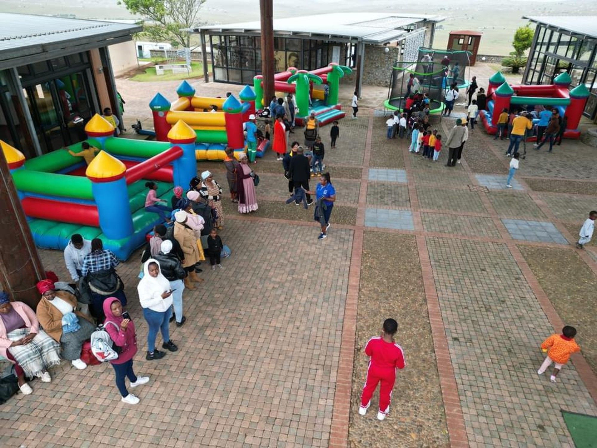 Oonomngqushwana bakhumbule uMandela eQunu