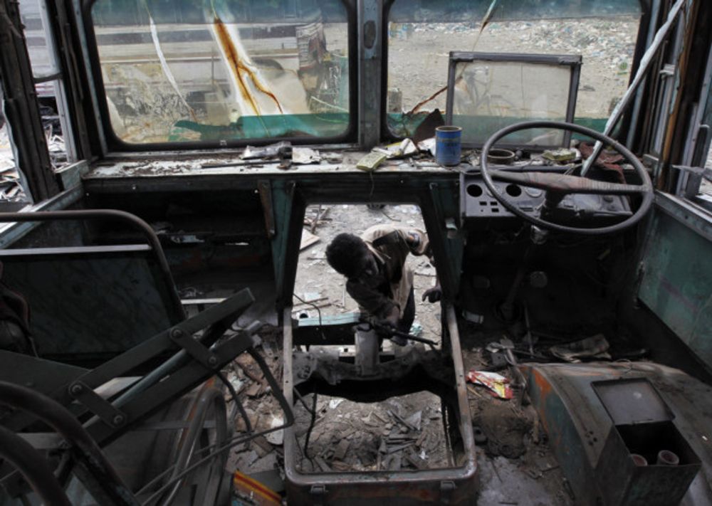 Bus plunges off mountain road