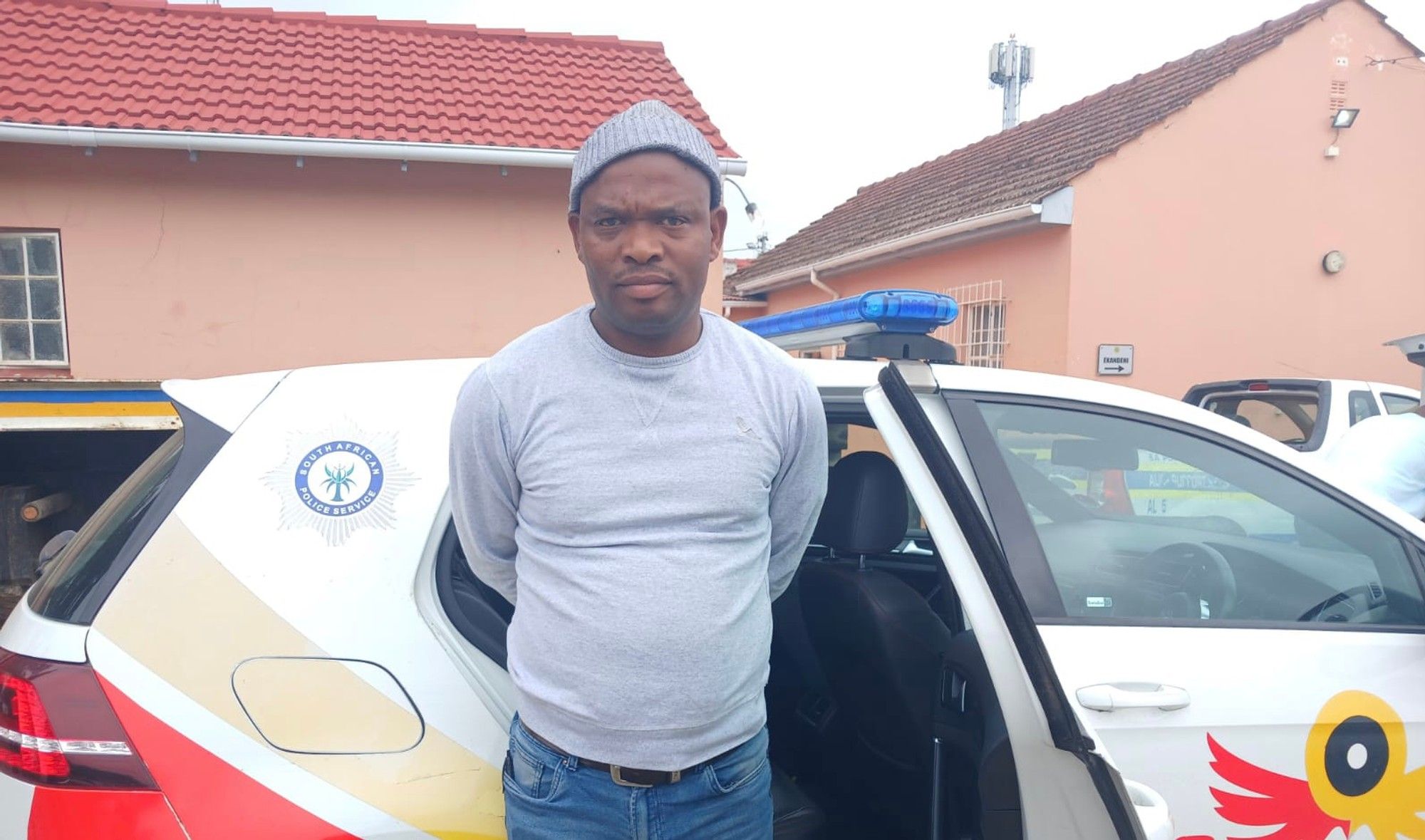 Likhulelwe ngebheyile ipolisa elirhanelwa ngokuba imfuyo!