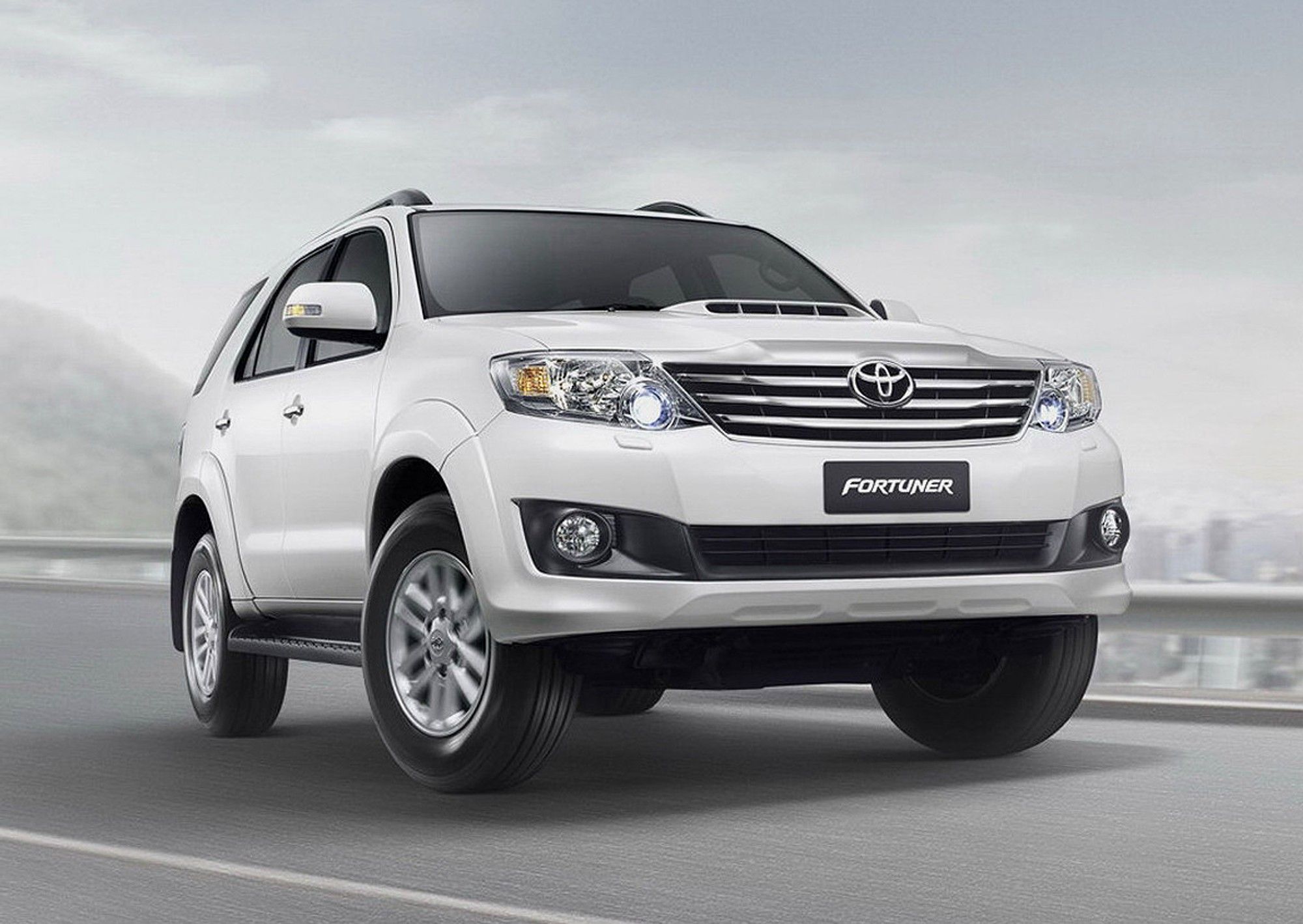 New Toyota Fortuner shows its face