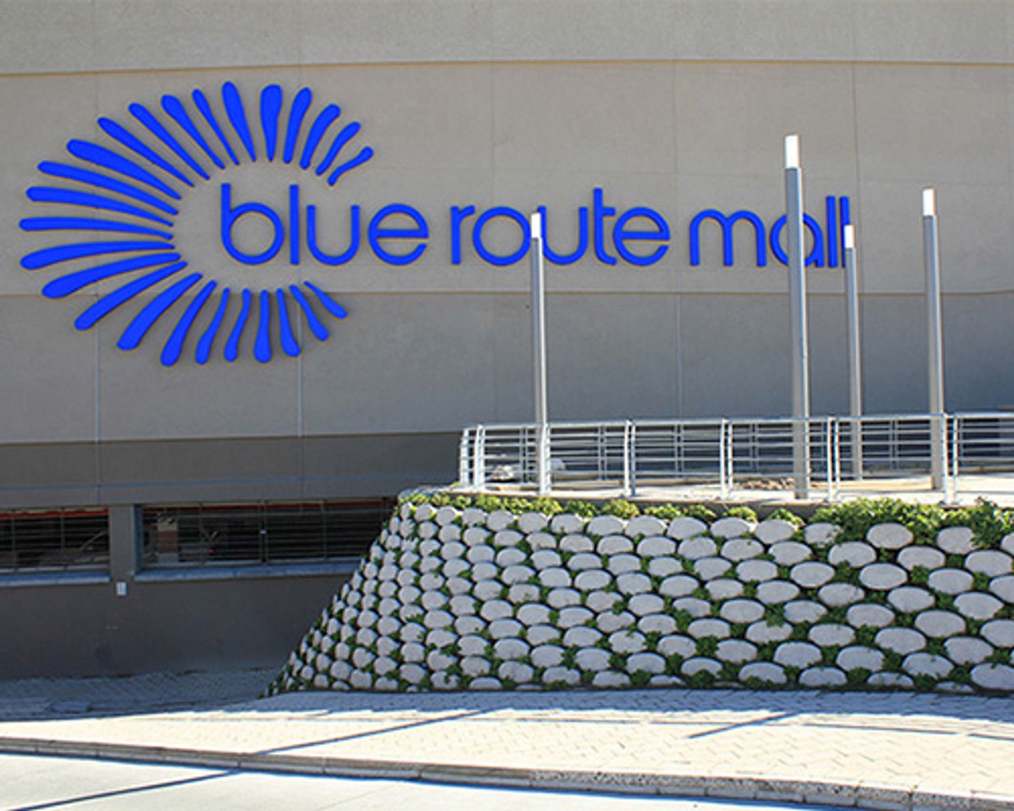 Taxi violence erupts near Blue Route Mall in Cape Town as roads blocked ...