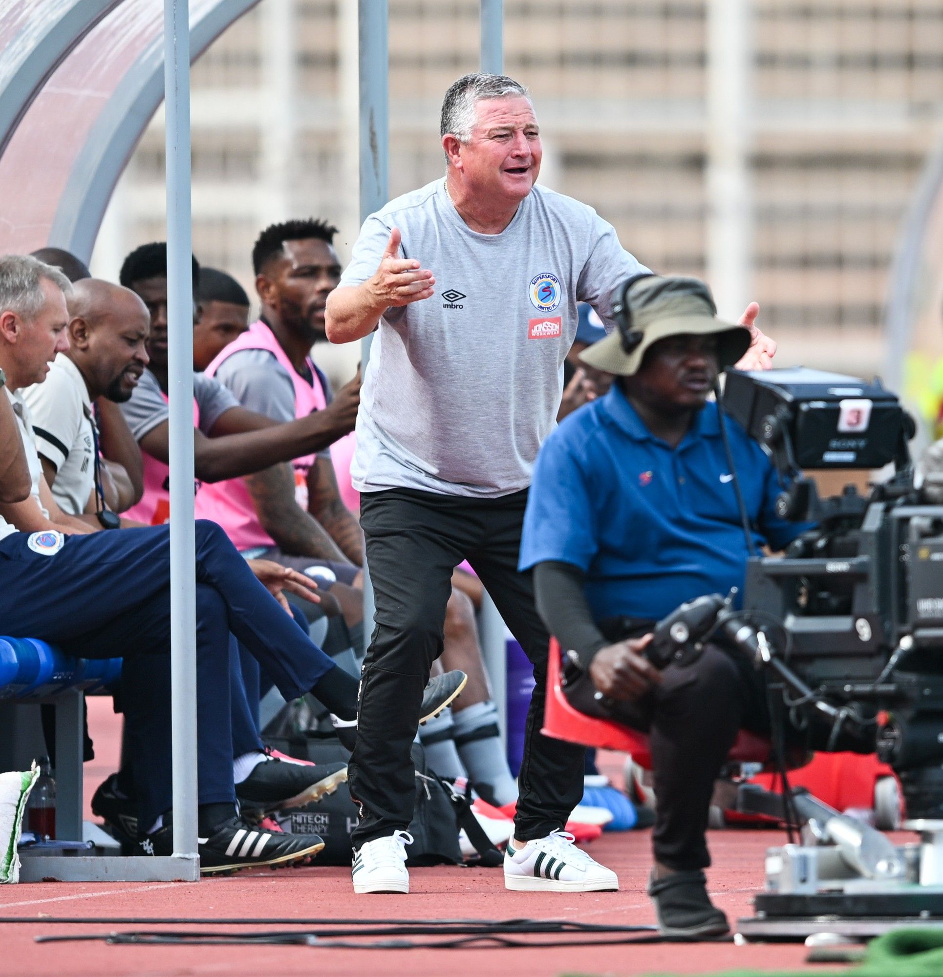 Gavin Hunt’s SuperSport United Aims for Glory Against Cape Town Spurs